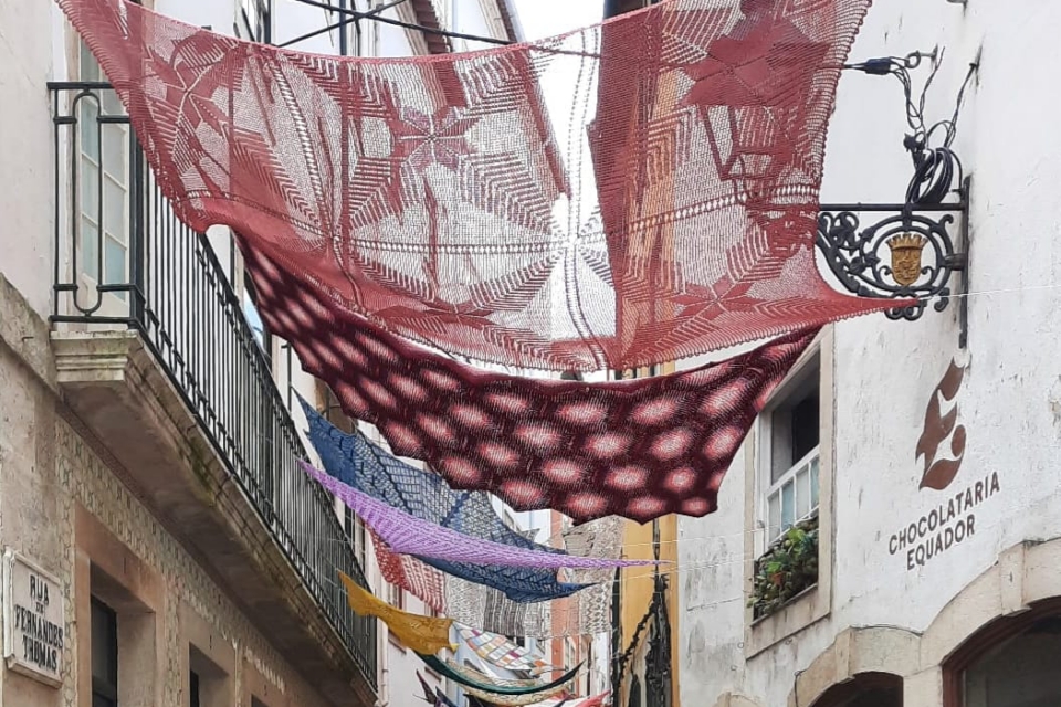 Instalação "Crochet Social" na Rua Fernandes Tomás inaugura a 22 de ...